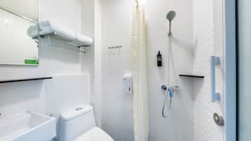 Chuveiro, produtos de toalete grátis, secador de cabelo, bidê