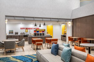Uma área de café da manhã moderna com assentos e balcão.