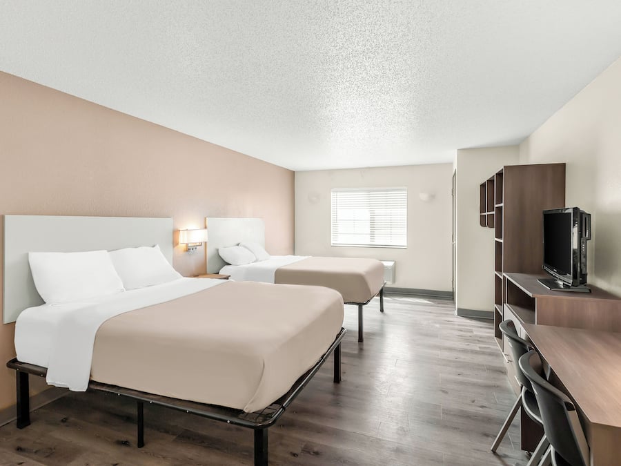 2 Queen Bed Suites | Escrivaninha, cortinas blackout, ferros/tábuas de passar roupa