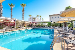 Piscina exterior, guarda-sóis, espreguiçadeiras 