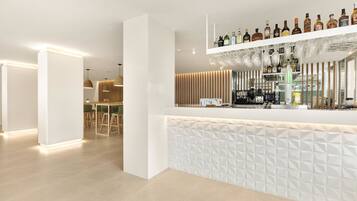 Este bar no lobby do hotel, junto à piscina, aberto diariamente