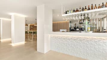 Este bar no lobby do hotel, junto à piscina, aberto diariamente