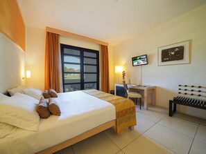 Minibar, cofre no quarto, secretária 