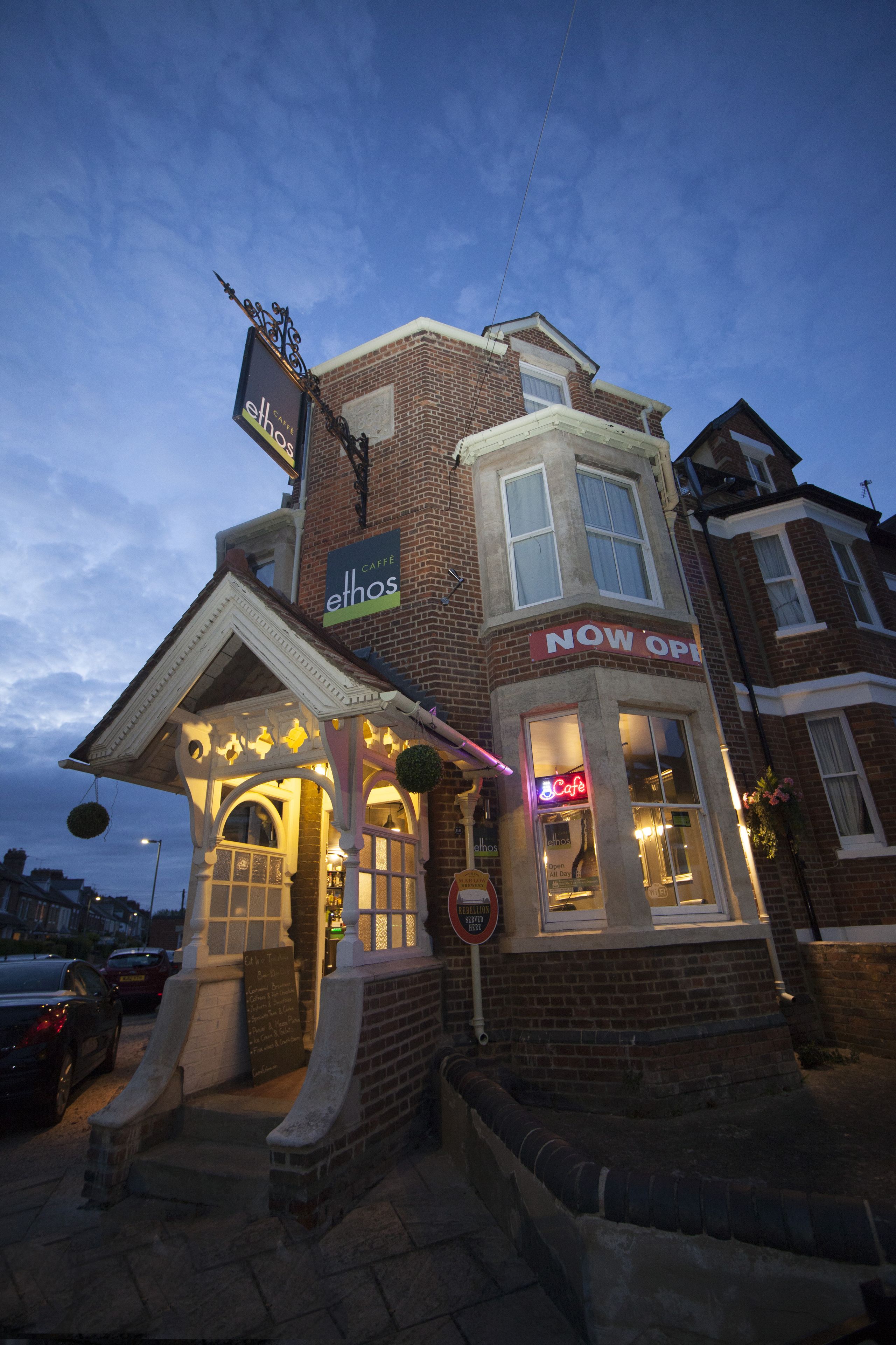 Fachada da propriedade à noite