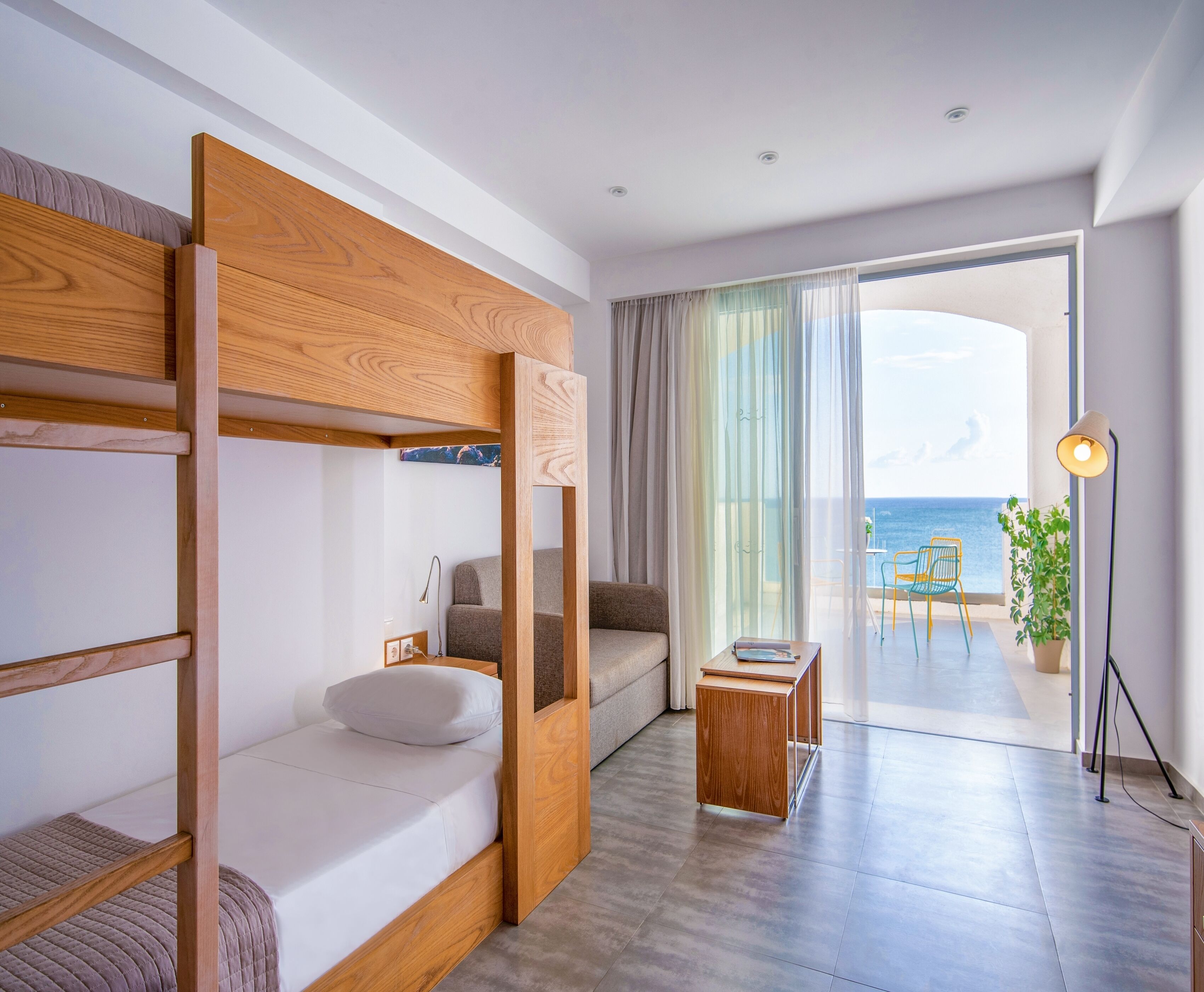 1 quarto, cofres nos quartos, escrivaninha, berços (sobretaxa)
