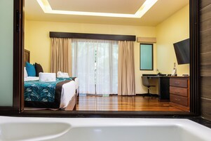 Family Junior Suite | Camas com colchões de espuma com sistema de memória, frigobar