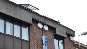 Um hotel chamado EUROCAP com uma placa grande no edifício.