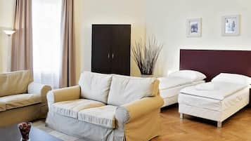 Apartamento, 3 quartos | Área de estar | TV