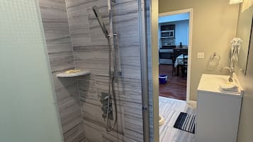 Apartamento, 4 quartos | Casa de banho | Um polibã, artigos de higiene pessoal grátis