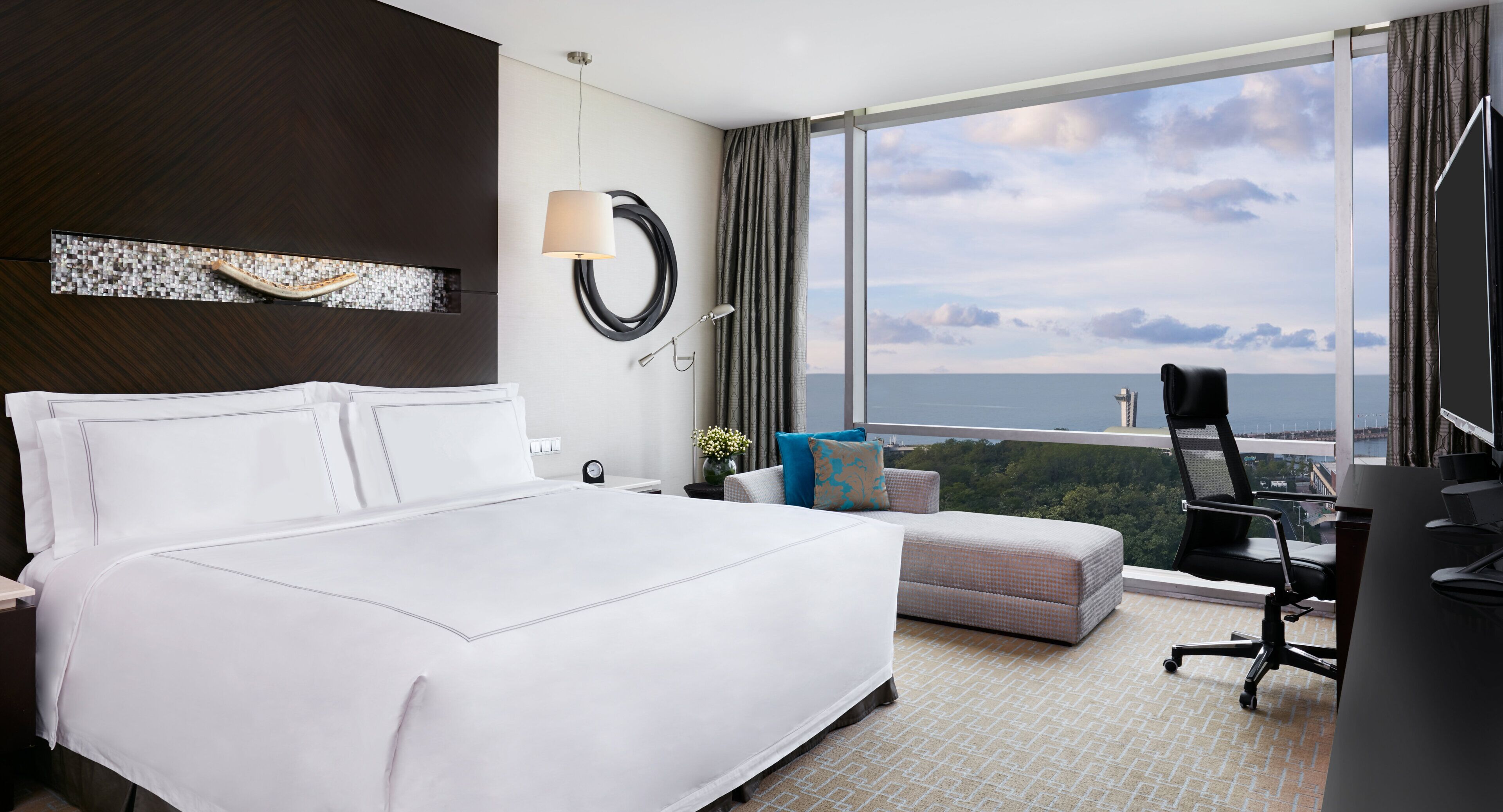 Quarto clássico, 1 cama King, acesso ao Club Lounge, vista para o oceano | Roupas de cama premium, frigobar, cofres nos quartos, escrivaninha