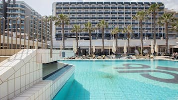 Piscina interior, 2 piscinas exteriores, guarda-sóis