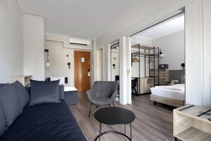 Cofres nos quartos, escrivaninha, quartos à prova de som