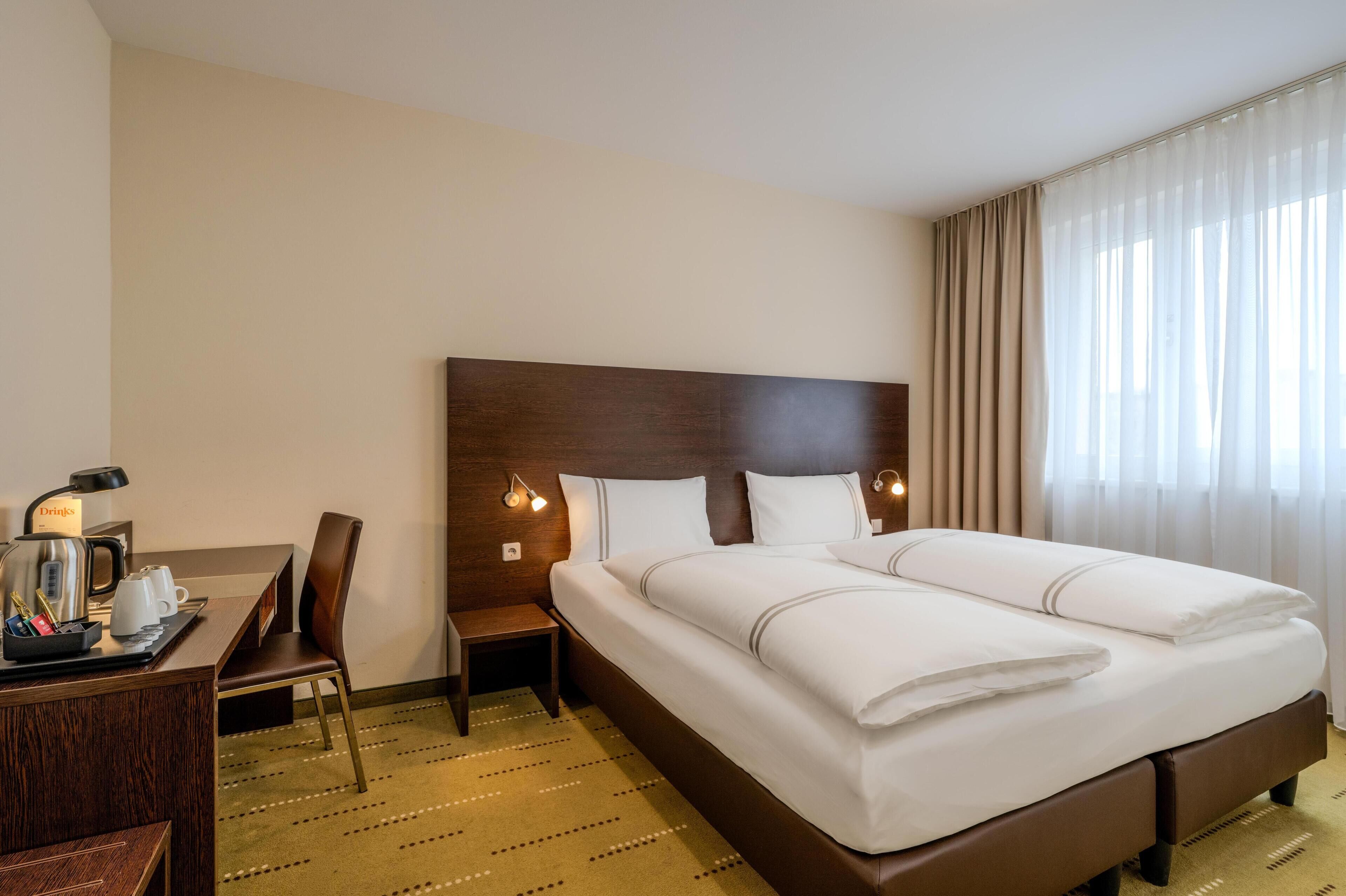 Quarto casal standard | Cofres nos quartos, cortinas blackout, quartos à prova de som