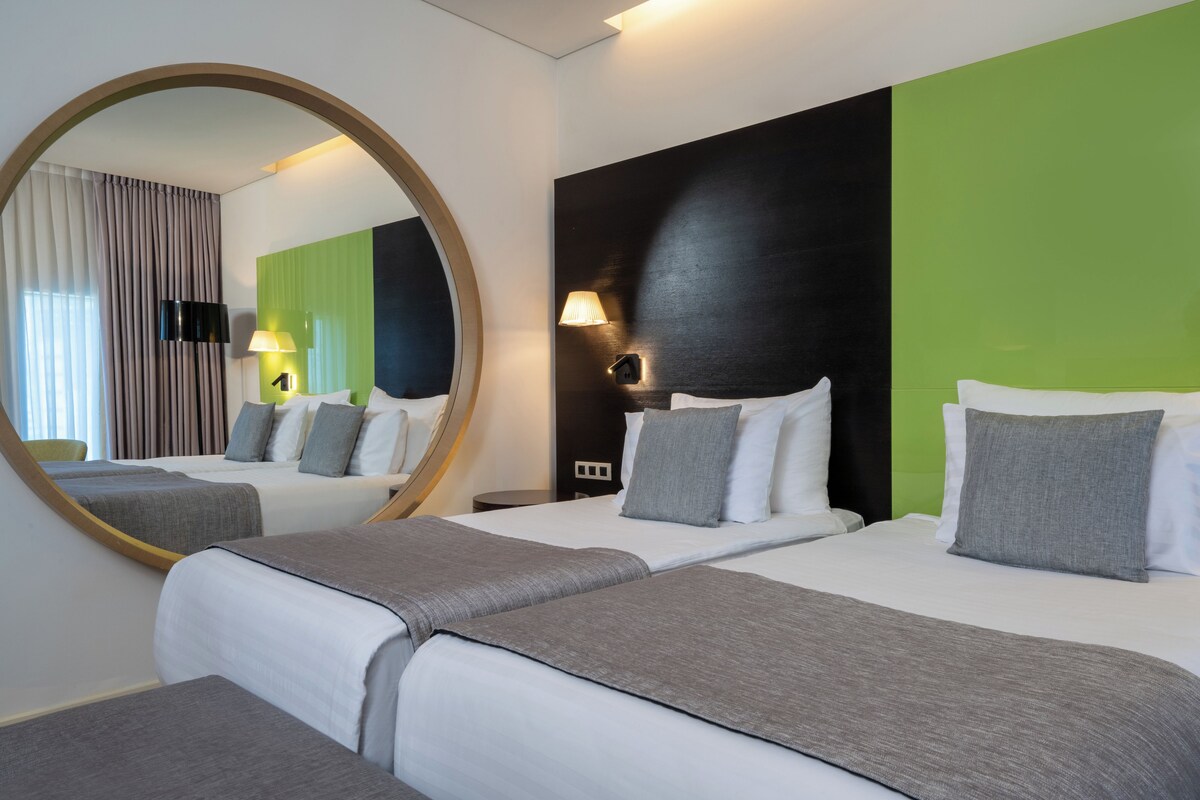 Roupa de alta qualidade, camas de colchão pillowtop, minibar 