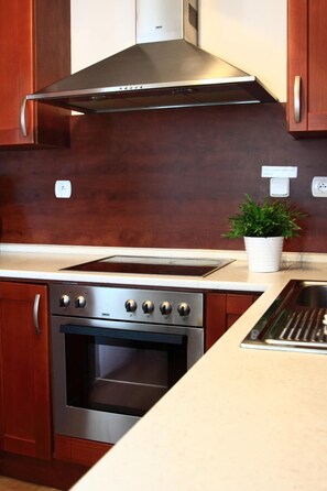 Um frigorífico, um micro-ondas, uma máquina de lavar louça