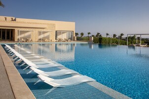Piscina externa, funciona das 7h às 18h, guarda-sóis, espreguiçadeiras