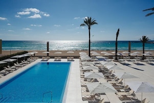 Piscina interna, piscina externa sazonal, guarda-sóis, espreguiçadeiras