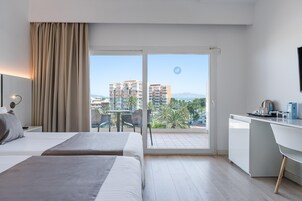 Quarto casal superior, sacada, vista parcial para o mar