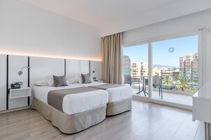 Quarto Duplo Superior, varanda, vista parcial para o mar | Secretária, Wi-fi grátis, roupa de cama fornecida 