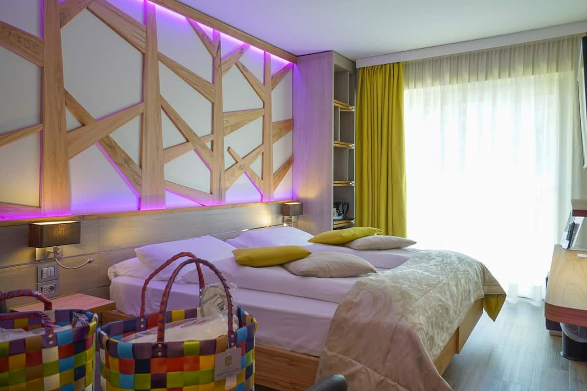Quarto Duplo ou Twin Superior | Roupa hipoalergénica, minibar, cofre no quarto, secretária 