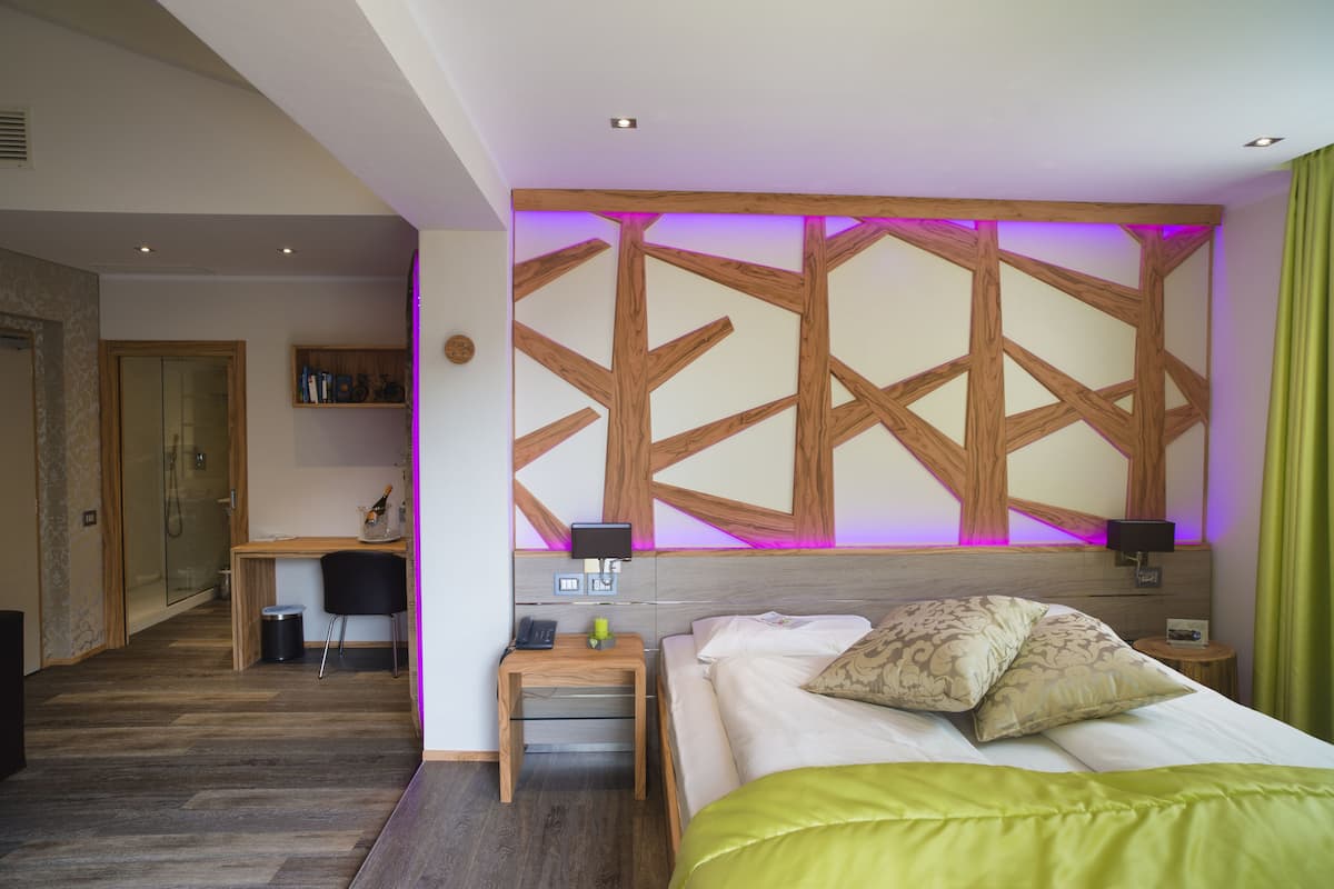 Roupa hipoalergénica, minibar, cofre no quarto, secretária 