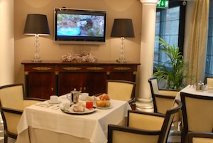 Café da manhã com buffet grátis