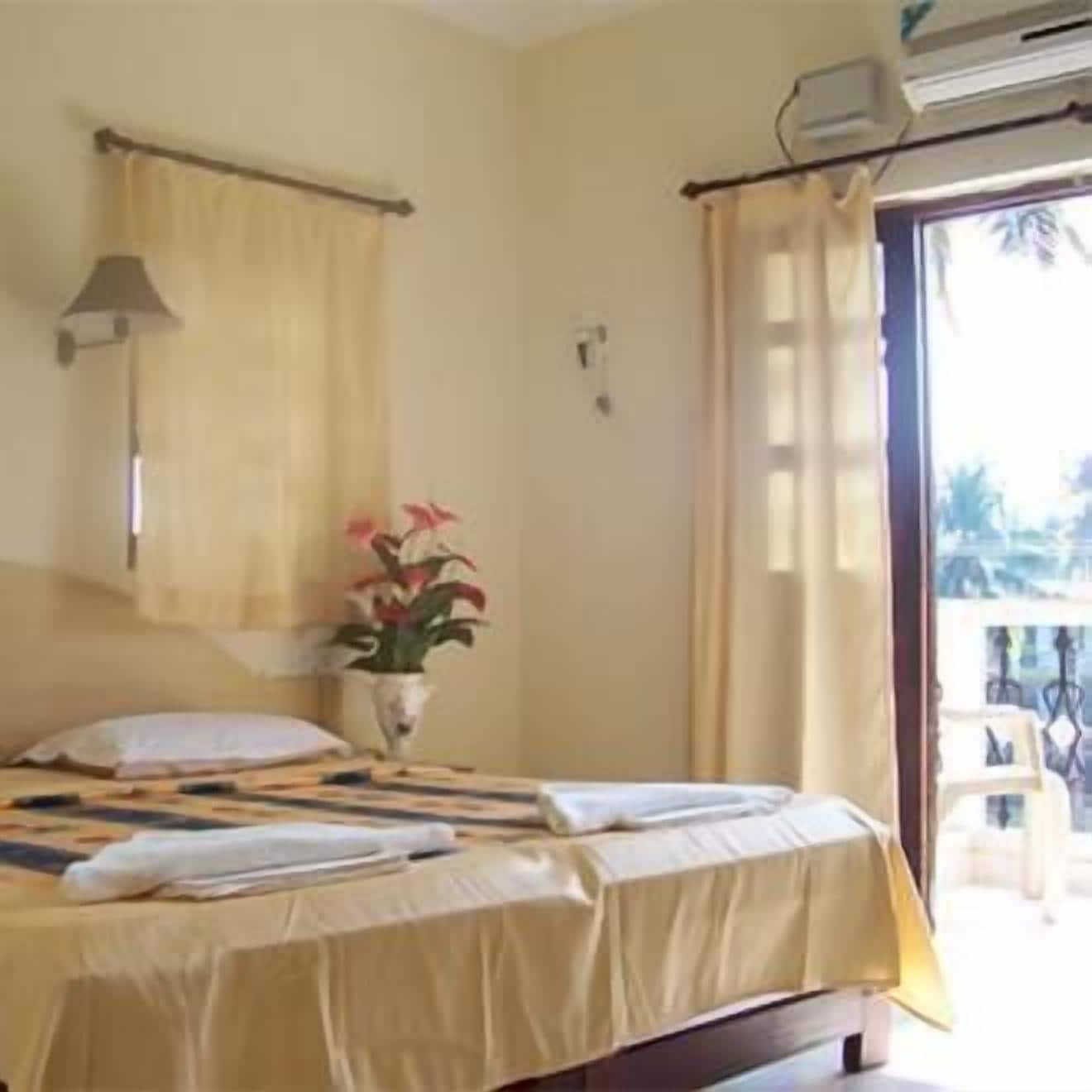 Quarto Standard, 1 cama de casal | Secretária, cortinas/cortinados opacos 