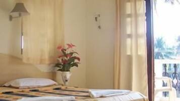 Quarto Standard, 1 cama de casal | Secretária, cortinas/cortinados opacos