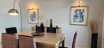 Apartamento, 2 quartos, vista parcial para o mar | Restaurantes