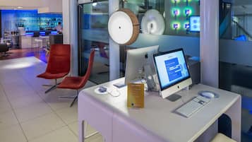 Um espaço de trabalho moderno com um computador Mac, teclado, rato e um aviso explicando como conectar ao Wi-Fi.