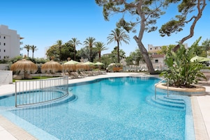 Piscina externa, funciona das 9h às 20h, guarda-sóis, espreguiçadeiras