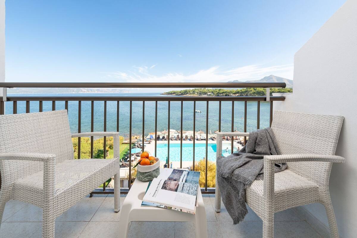Quarto Twin, varanda, vista para o mar (Frontal) | Secretária, Wi-fi, roupa de cama fornecida 