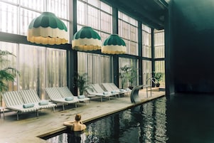 Piscina interior, piscina exterior, espreguiçadeiras
