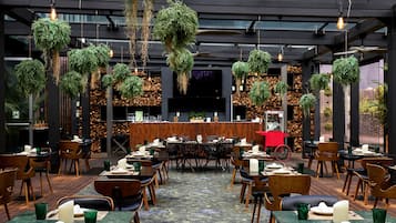 Pequenos-almoços, almoços, jantares servidos, cozinha regional