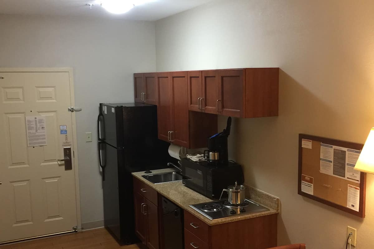 Geladeira, micro-ondas, cooktop, lava-louças