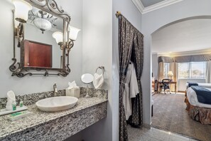 Quarto casal premium, 1 cama Queen e sofá-cama, geladeira e micro-ondas | Banheiro | Chuveiro/banheira combinados, produtos de toalete de grife