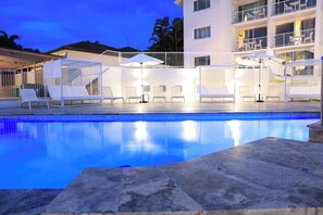 Piscina externa, funciona das 8h às 21h, guarda-sóis, espreguiçadeiras
