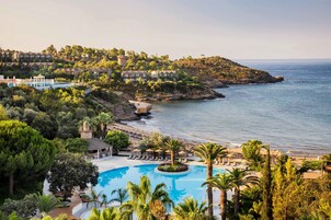 2 piscinas externas, guarda-sóis, espreguiçadeiras