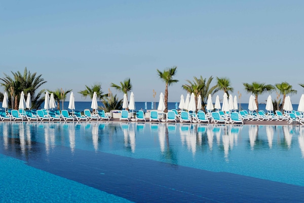Piscina interna, 2 piscinas externas, guarda-sóis