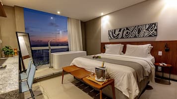Quarto superior | Frigobar, cofres nos quartos, individualmente decorados