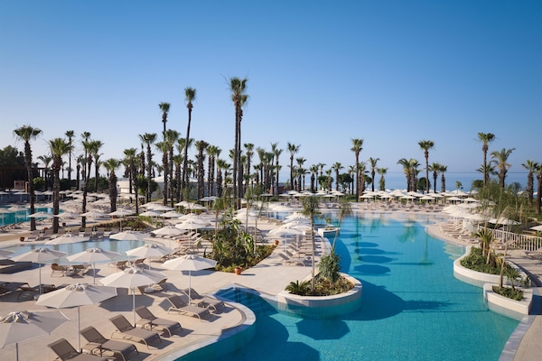 2 piscinas interiores, 9 piscinas exteriores, guarda-sóis