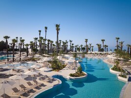 2 piscinas interiores, 9 piscinas exteriores, guarda-sóis 