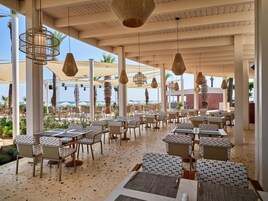 5 restaurantes, pequenos-almoços servidos, cozinha à base de grelhados 