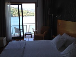 Quarto Duplo, vista para o rio (Balcony) | Minibar, cofre no quarto, secretária, cortinas/cortinados opacos 