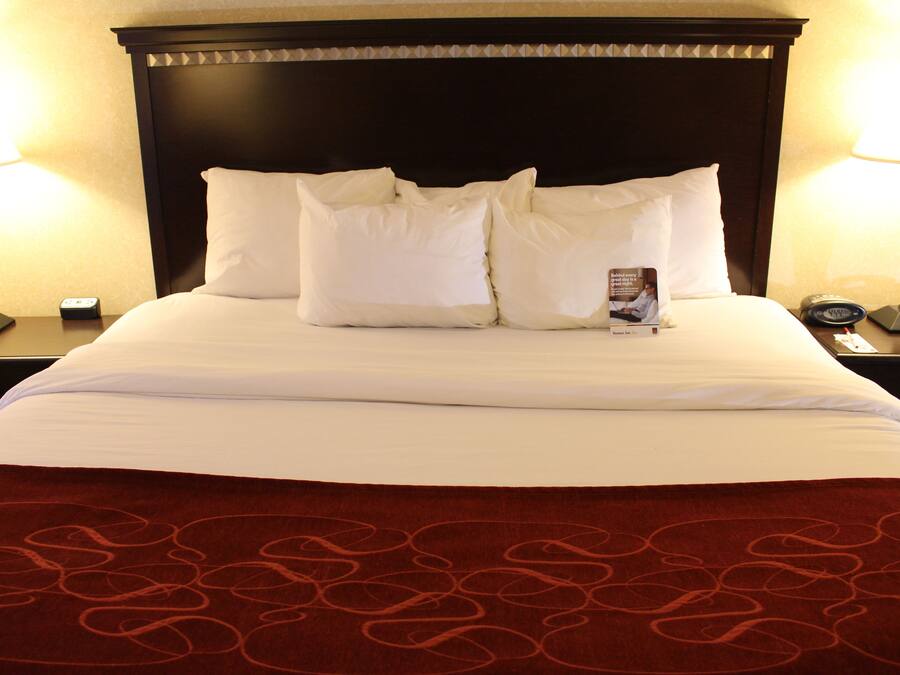 Cofres nos quartos, escrivaninha, cortinas blackout