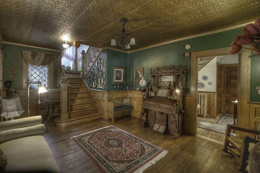 The Jeweled Turret Inn - Maine