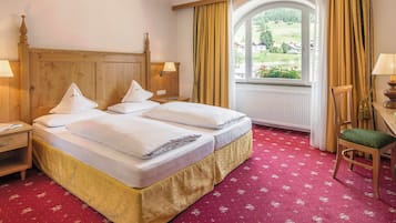 Quarto standard | Edredons de pluma, frigobar, cofres nos quartos, escrivaninha