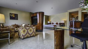 Suite Deluxe, 1 quarto | Roupa de alta qualidade, minibar, cofre com capacidade para portátil