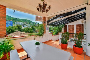 Terraço com espreguiçadeiras