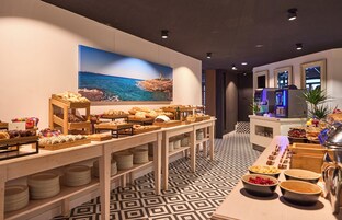 Pequeno-almoço tipo buffet diário (15 EUR por pessoa) 